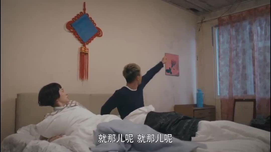 今晚只有住在乡村酒店了,半夜老鼠在房顶打架,吕不凡不愿意了