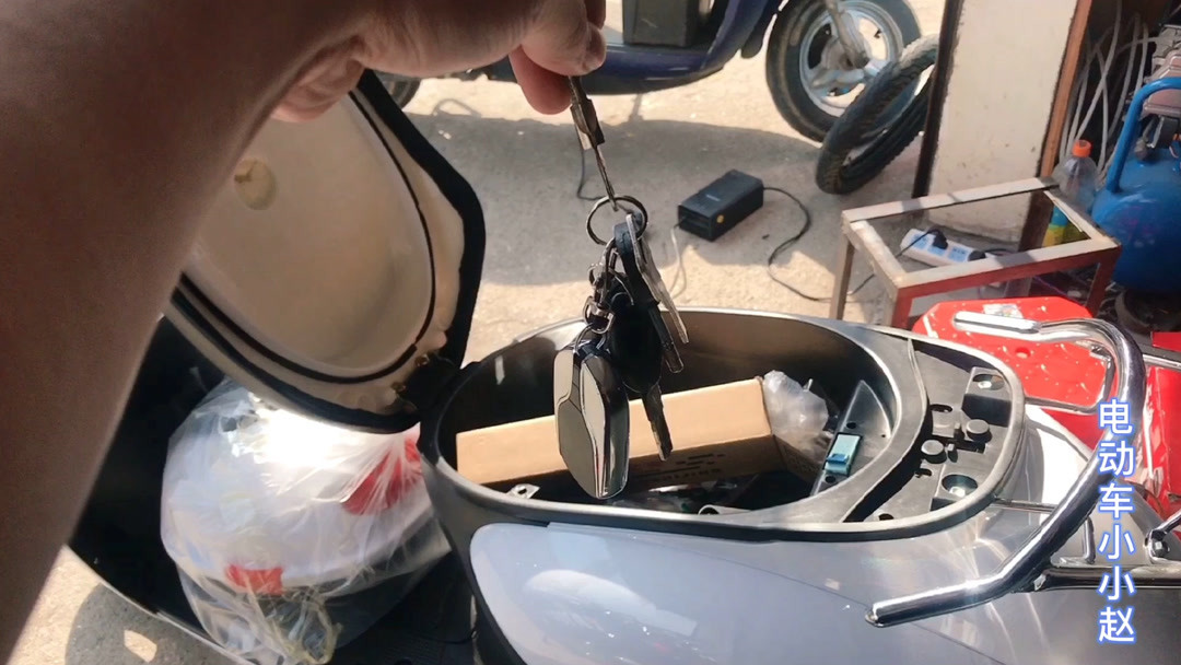 电动车钥匙不小心锁到座包里,师傅教你取出来