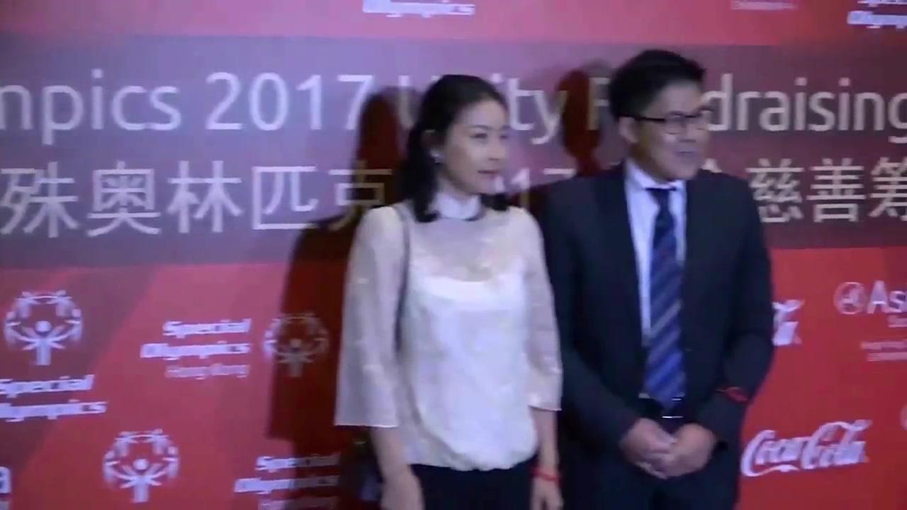 秀恩爱!霍启刚深夜带郭晶晶去看电影 两人甜蜜共饮一杯饮料