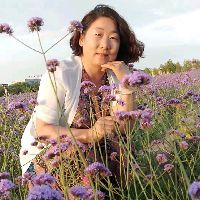 英姿养花 