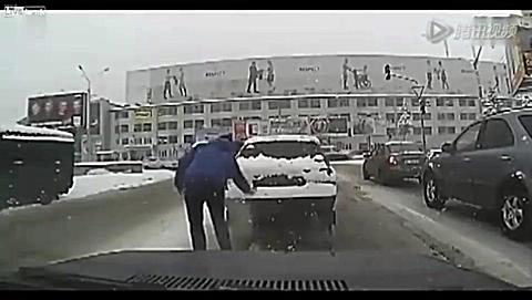 行车记录仪拍下的视频, 感动了无数人!