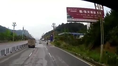 大哥驾驶货车刹车失灵,他毅然选择自毁模式!