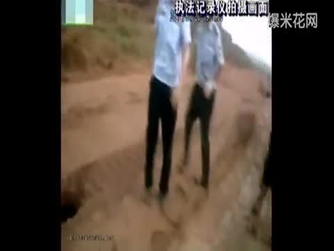 实拍渣土车司机持石块暴打执法城管