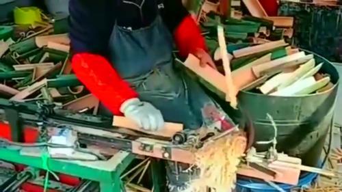 老板工厂亲自制作一次性筷子,工作环境令人堪忧,以后都不敢用了