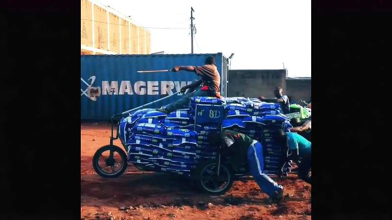 非洲的人力三轮车,你绝对想象不到还可以这么用!让人大开眼界!