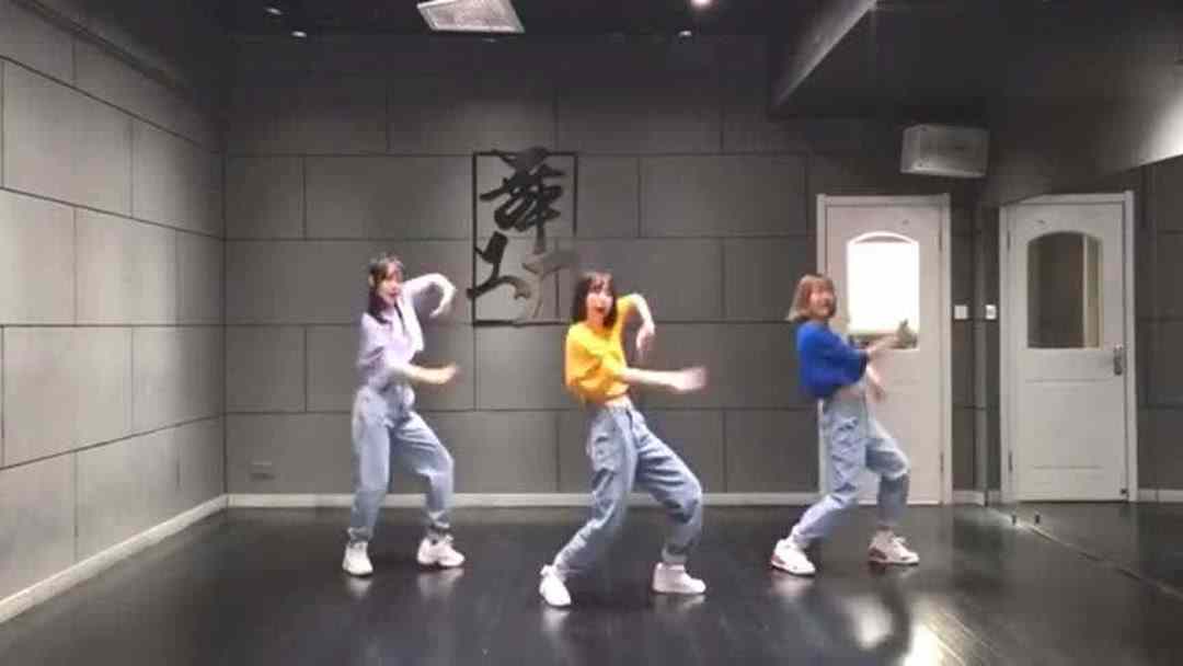 适合女生元旦晚会舞蹈,很适合女生跳的舞蹈,简单易学流行舞