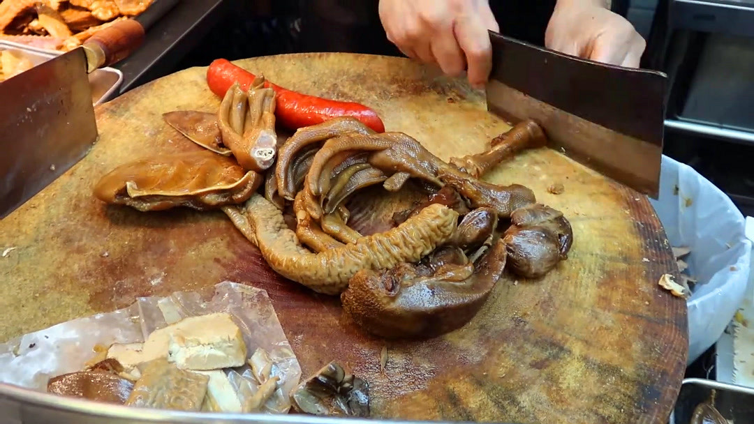 实拍香港潮州卤水店,各种卤肉卤大肠全都有,生意火爆出炉就抢光