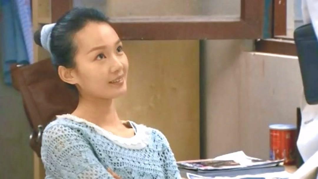 老板找美女借钱,不料美女慢慢撩起裙子,老板大怒!