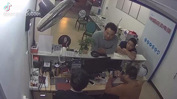 朋友店内监控记录下这恐怖的一幕。