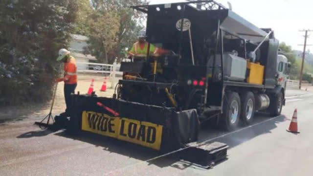 国外高效修理受损公路,一天就能修完一条路,过程真是种享受