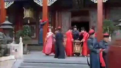 新还珠格格:小燕子用鞭子恨打容嬷嬷,这段真是太解气了