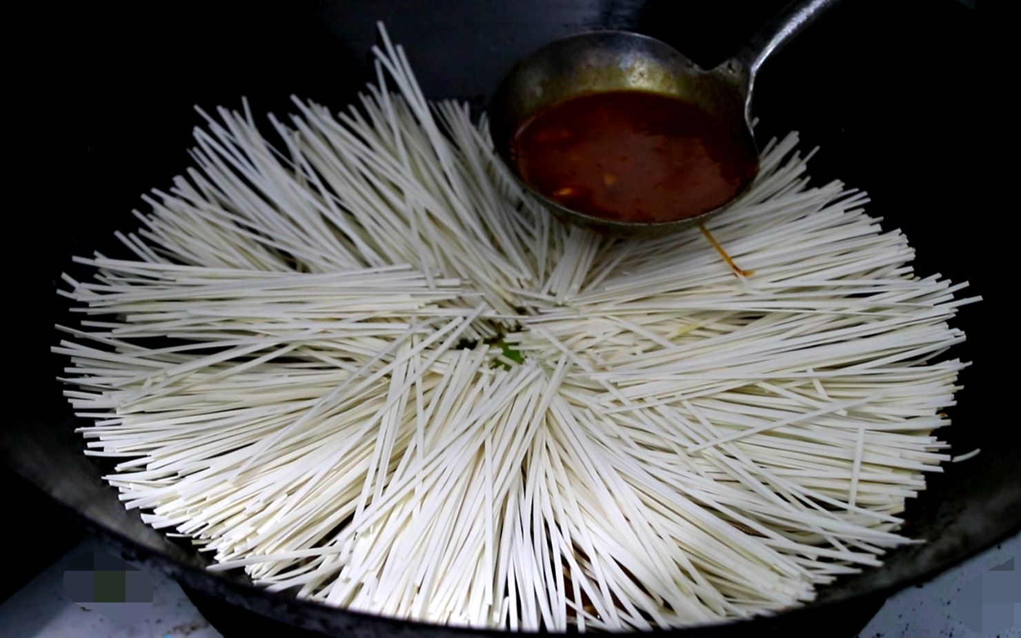 面条不要水煮了,换种做法,比水煮好吃比炒简单,出锅比肉还香!