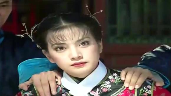 小燕子学礼仪被容嬷嬷挑剔而暴走,把鞋子扔到天上,差点砸到皇上