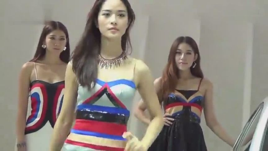 车展起亚展区车模走秀 炫彩时装令人耳目一新