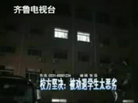 学生集体下跪求校方勿开除打架同学