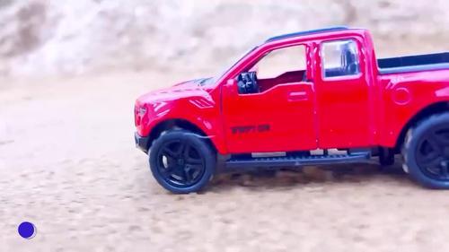 少儿动画:糟糕,路面坍塌了!工程车救援队马上出发救援!