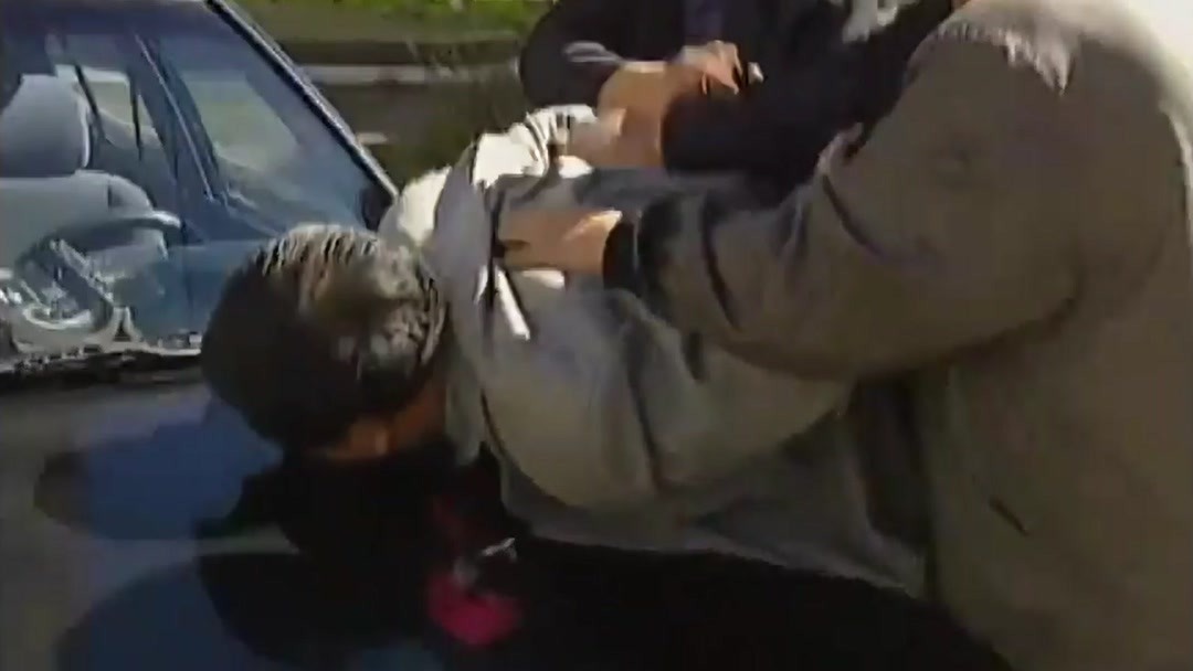 英勇警察接连抓获犯罪成员!对受害者进行访问,了解犯罪事实