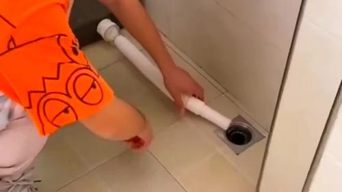 洗衣机排水管直接插在下水道里,容易返水出来,套个弯头地漏轻松解决...