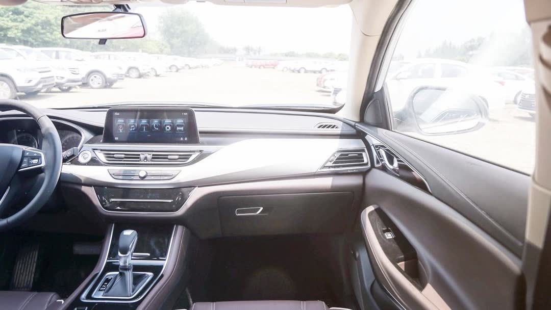 长安总算妥协了!豪华B级车仅7.69万,这颜值,还买啥A级车!