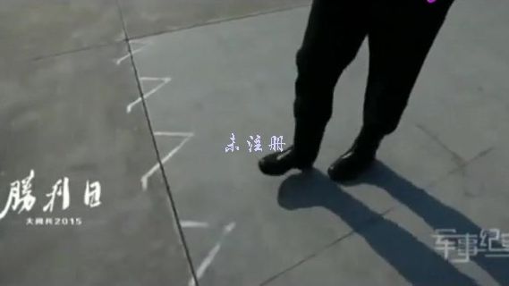 为了俄罗斯红场阅兵,旗手一直坚持用35斤钢管,训练举旗的稳定性