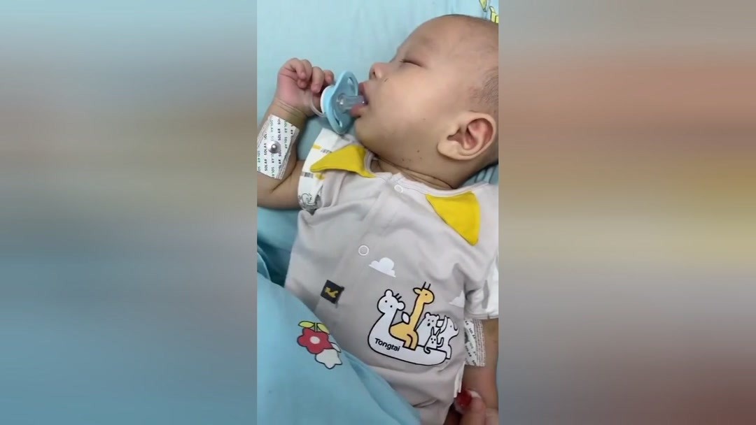 血小板只有4个点,取个留置针都止不住血满身都是出血点,可怜的孩子,...