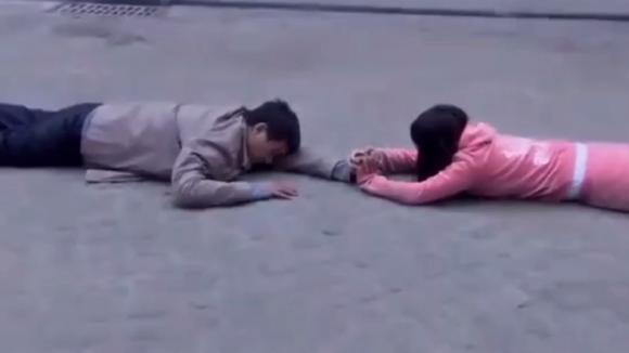 父亲为救女儿被车撞飞残疾女儿从轮椅上站起来感动流泪