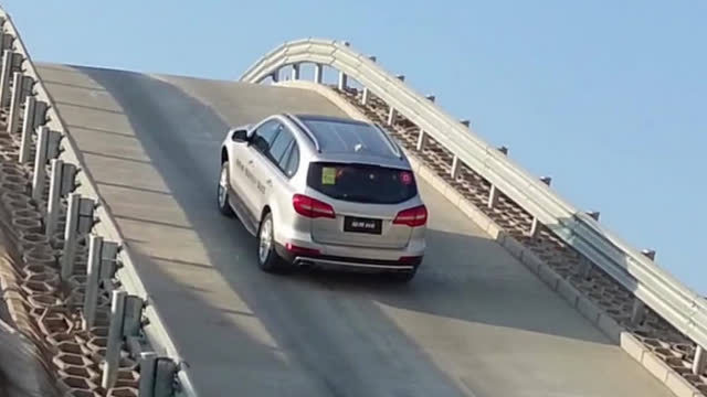 手动挡上坡路堵车了怎么跟车?老司机教你几招,学会不用发愁