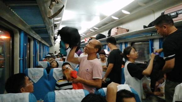 农民大哥实拍周口开往北京西402次火车许昌到郑州站过程