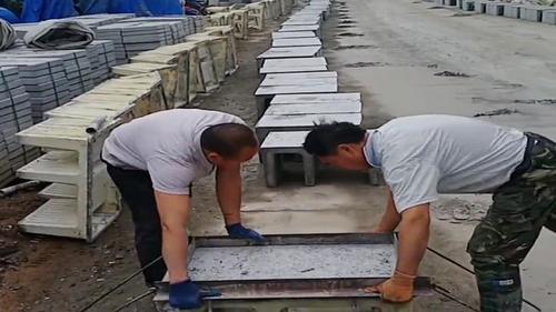 看两位师傅用这工具干活,原来是这样脱模的,长见识了!