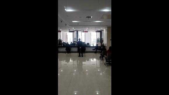 市民卡失效了去补办,社保大厅很大很干净,秩序也好好