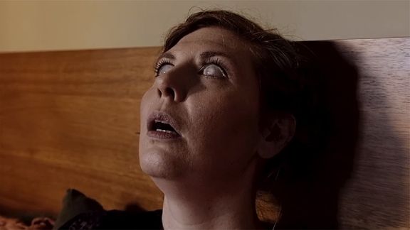 不敢看床下,可以拿手机拍个照片再看