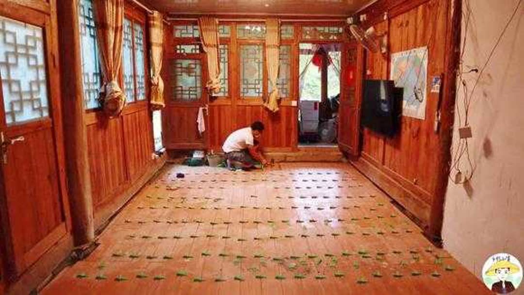 给房间铺上仿木瓷砖,花了两天时间,网友说这种瓷砖不太好看