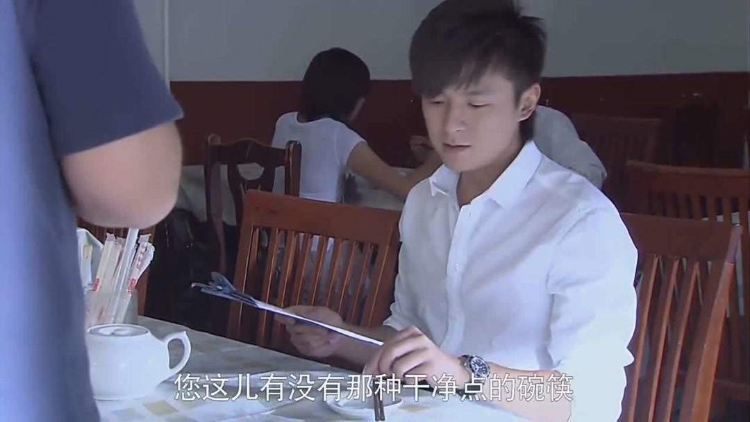 帅哥吃饭找老板要消毒餐具,老板:豆汁里给你加点消毒水?