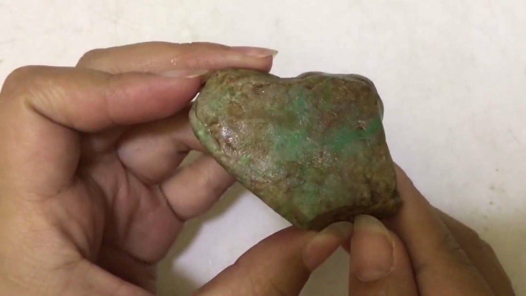 500块的木那杨梅皮原石,竟切出冰阳绿翡翠?