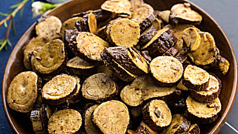 夏天健脾养胃,乌梅加1味中药,泡水代茶饮,补脾养胃身体更健康