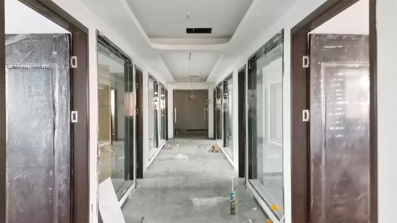 实拍800平方办公室装修,简洁大方的设计、宽敞明亮的环境