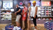 男子应聘仓库管理员,老板娘让他32号来上班,两个人的对话太逗了