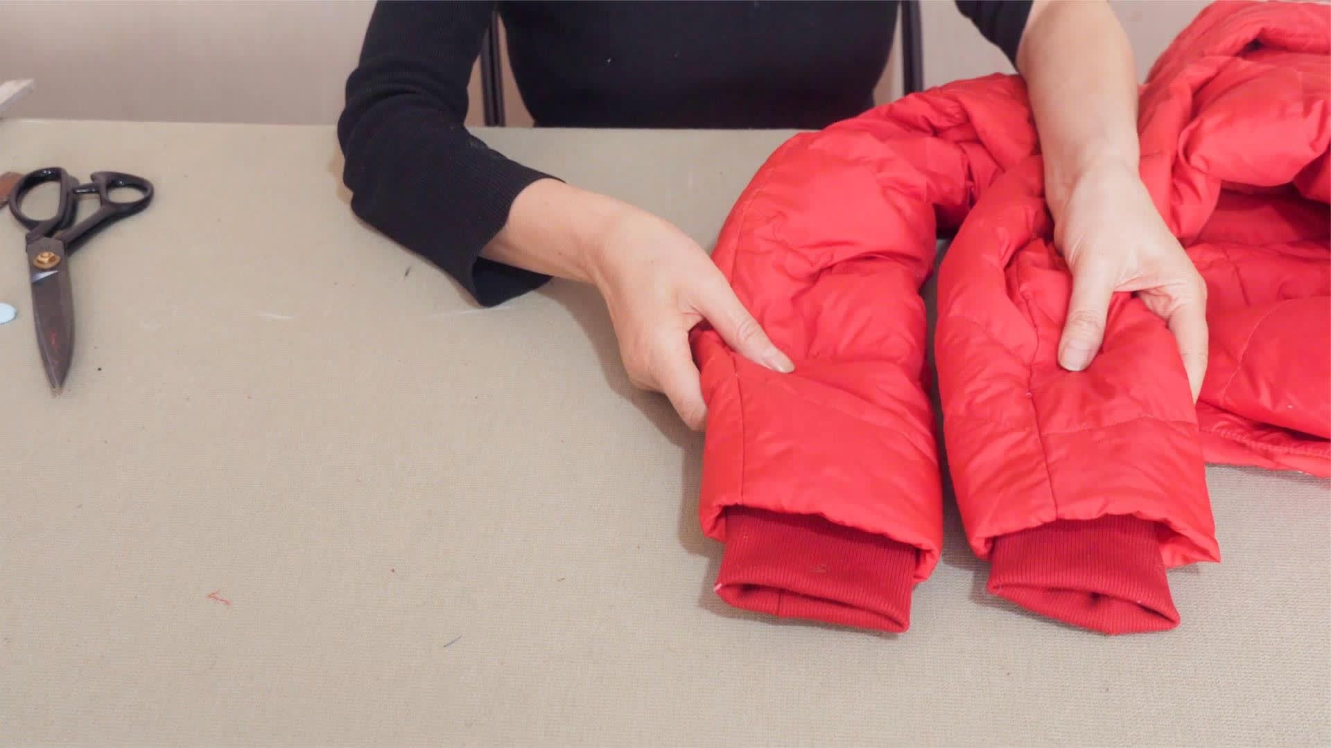 羽绒服袖子漏风?不拆不剪,用1条布就能解决,实用保暖