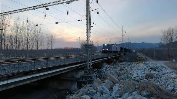 大秦铁路 夕阳下飞驰的重载列车 二百多辆有多长啊 我们算一算