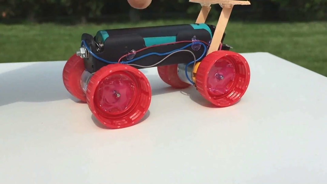 DIY手工制作:自制迷你电动汽车,马力十足,跑的飞快,脑洞真大