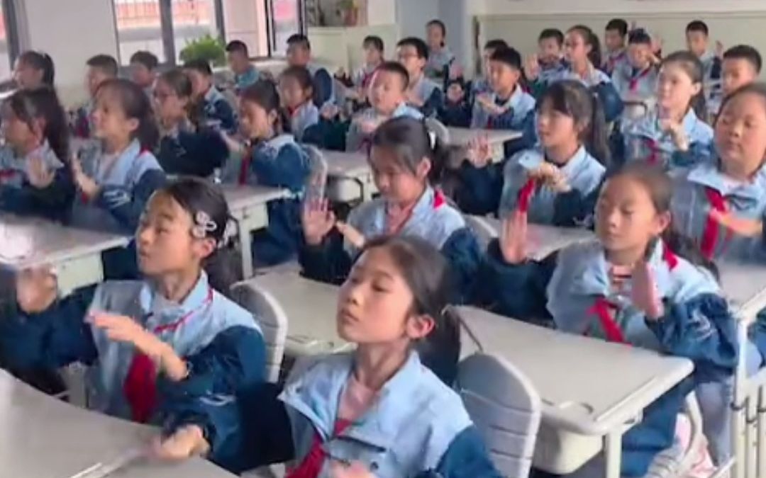 小学生表演《孤勇者》桌舞,C位不愧是C位,真的是声情并茂了,咱就是...