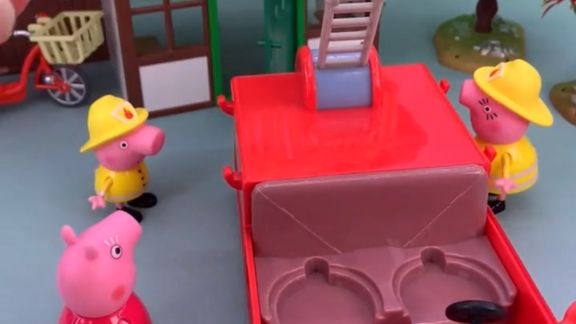 玩具动画:猪奶奶家着火了,佩奇消防员来给猪奶奶家灭火