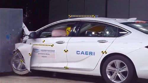 别克君威碰撞测试,安全气囊老爱躲猫猫