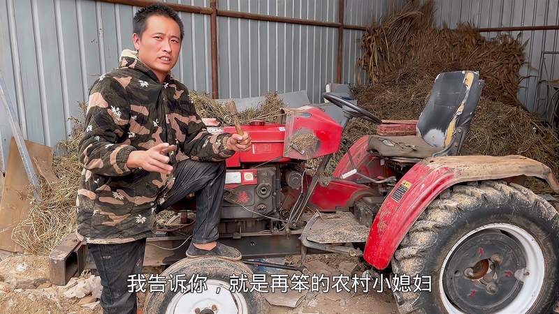小媳妇开拖拉机不会挂挡,老师傅现场讲解一遍,比开自行车都简单