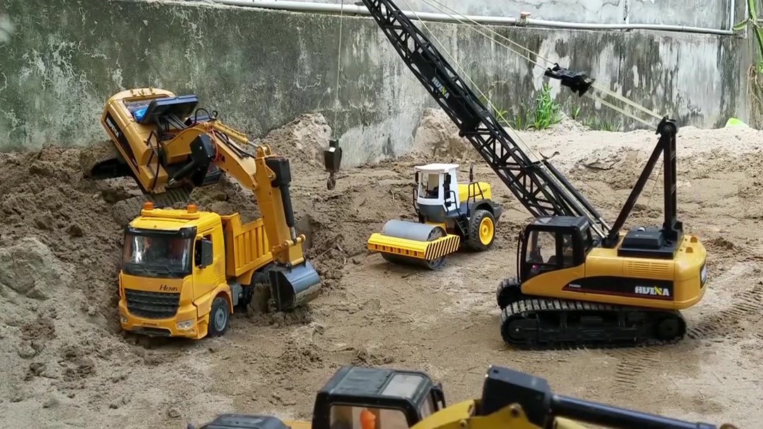 模拟:挖掘机翻车 吊车来救援 施工队工程车搞笑模型DIY动画亲子篇