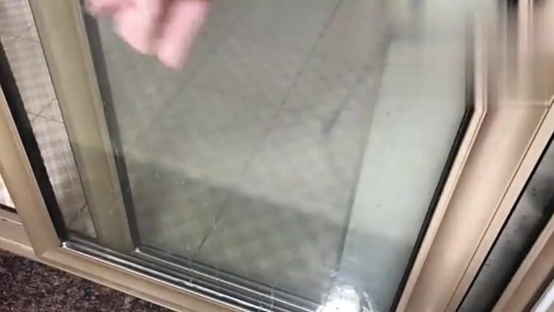 厨房玻璃门油渍多难清理,学会这一招,玻璃干净到能当镜子照