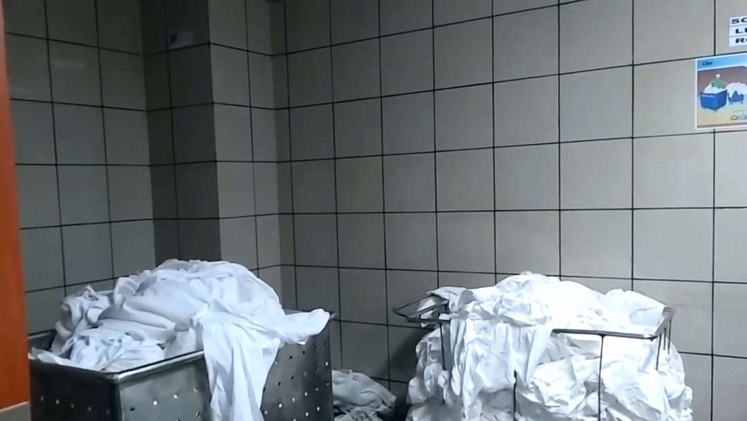 宾馆的床单究竟是怎么洗的,为什么那么白?看完让人愤怒