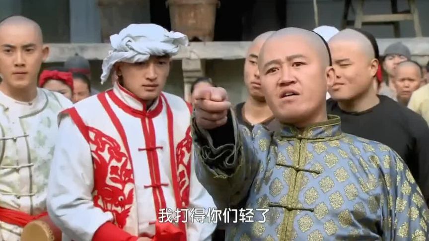 皇上微服出巡到梅花镇,不巧遇到闹事的人,皇上当场处置贪官!