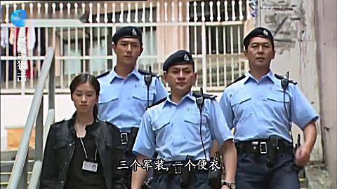 黑老大当街暴打男子,看见警察来了还继续打人,太嚣张了!