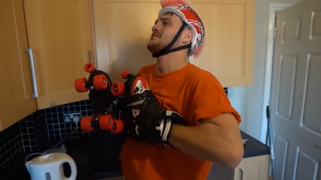 如果手脚都装上滑轮会怎样?老外进行实验,网友:活着不好吗